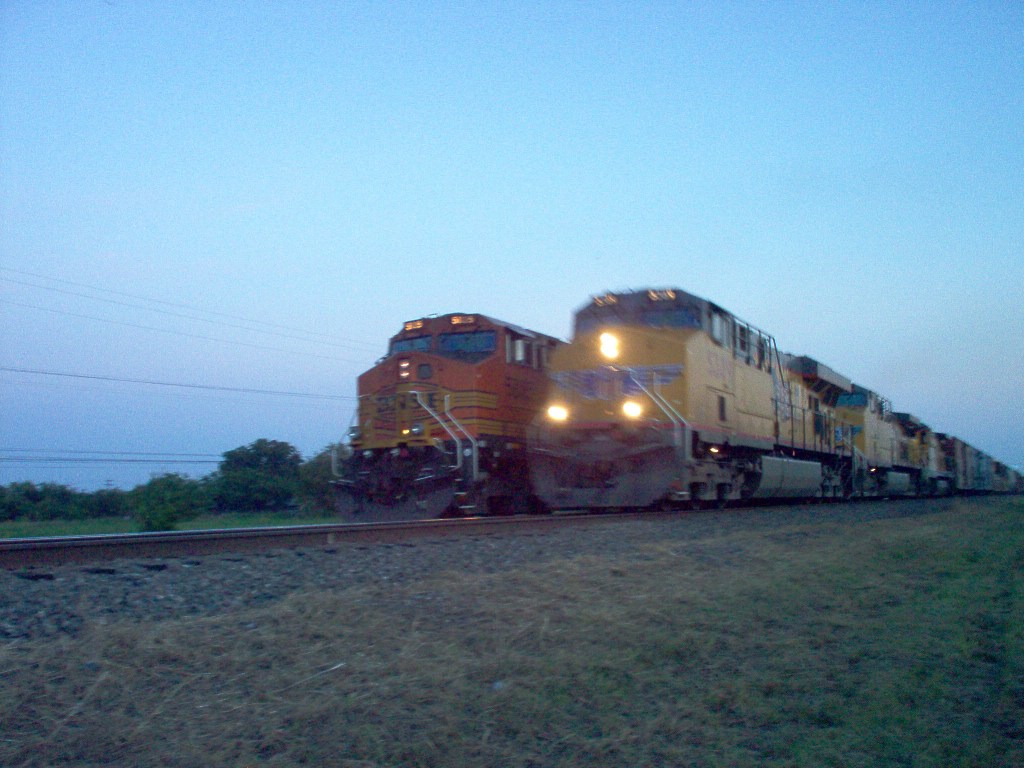 UP C45ACCTE 5389 & BNSF C44-9W 5025